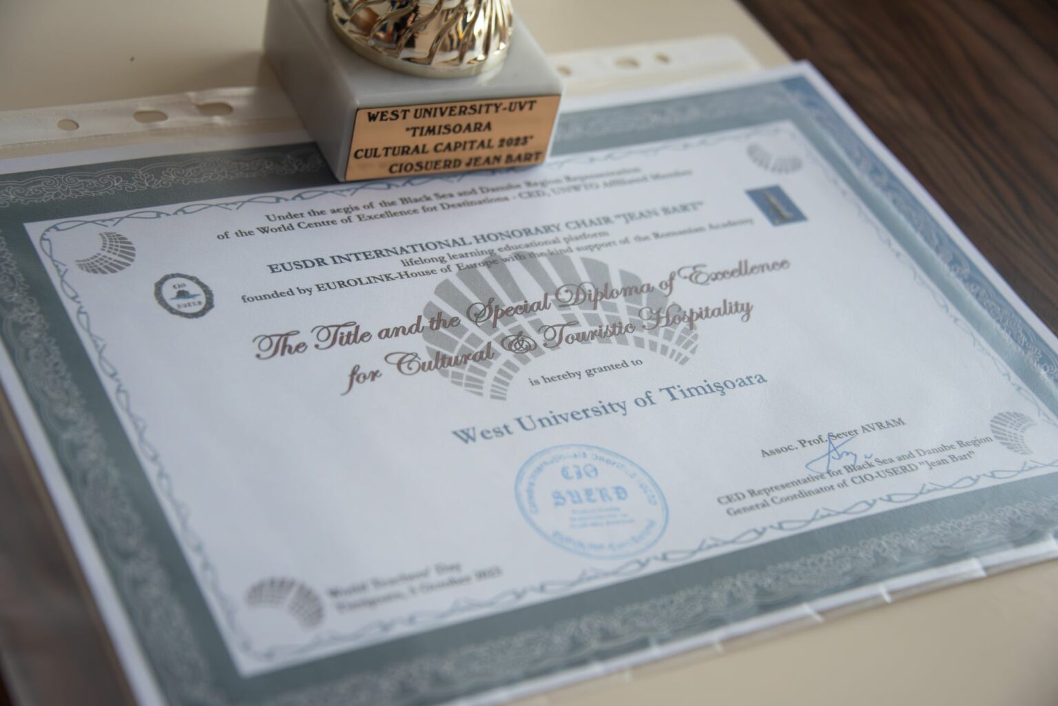 UVT, récompensée par le titre honorifique et le diplôme d'excellence pour sa contribution au ...