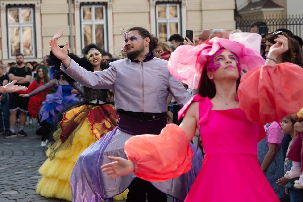 "Flower Parade": street show signed by Mihai Mălaimare - UVT