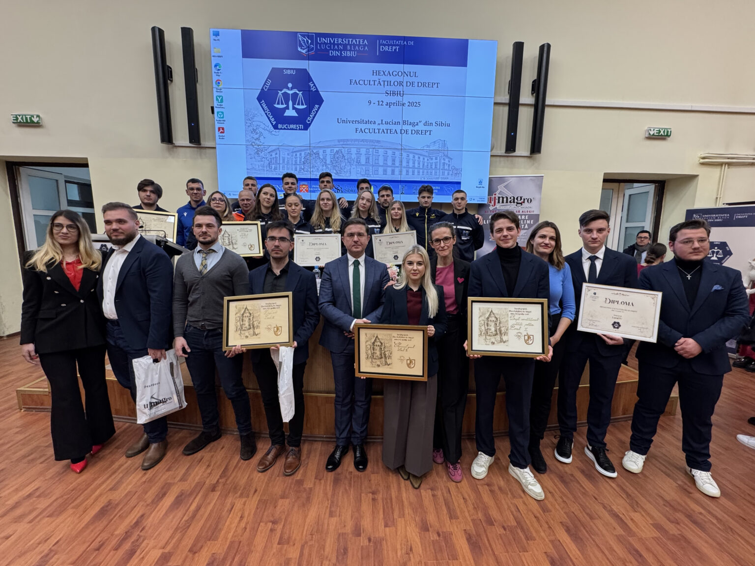 De zece ani pe podium: echipa Facultății de Drept a UVT, pe locul al treilea la „Hexagonul ...