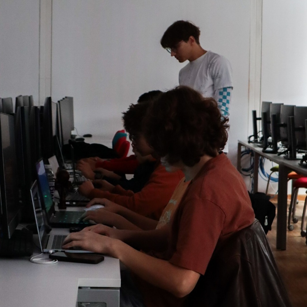 UVT susține dezvoltarea competențelor digitale ale copiilor și tinerilor printr-un proiect ...